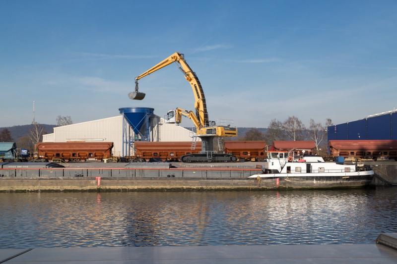 Introducing the new Liebherr LH 110 C High Rise Port Litronic material ...