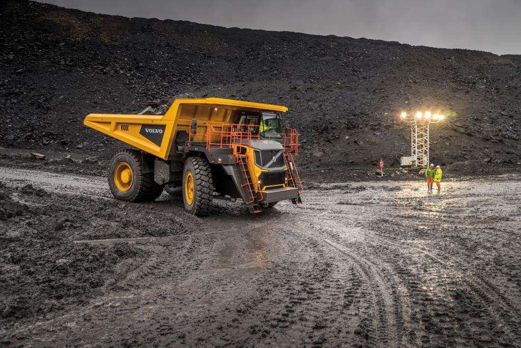 Volvo unveils rigid hauler range | Hub-4