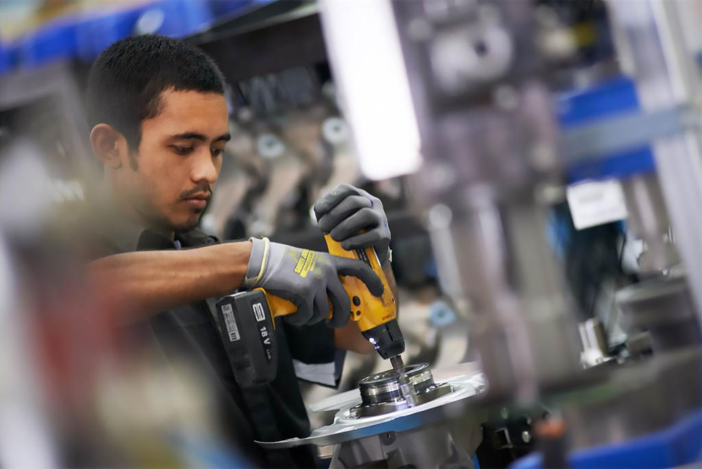 ZF Services UK expands its Off-Highway Service Centre capacity to ...