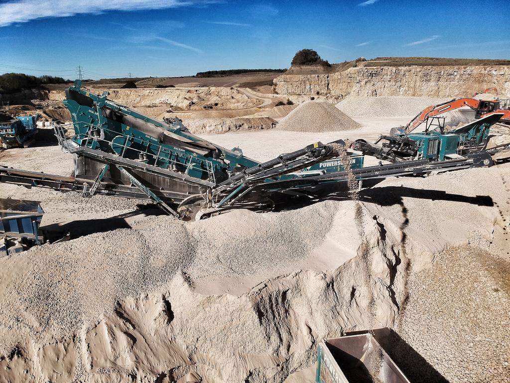 Creeton take new Chieftain 2200 Mobile Screen with Hydraulic Radial ...