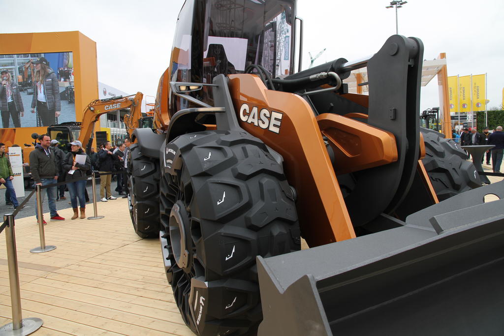 CASE Construction Equipment unveils the world’s first methane-powered ...