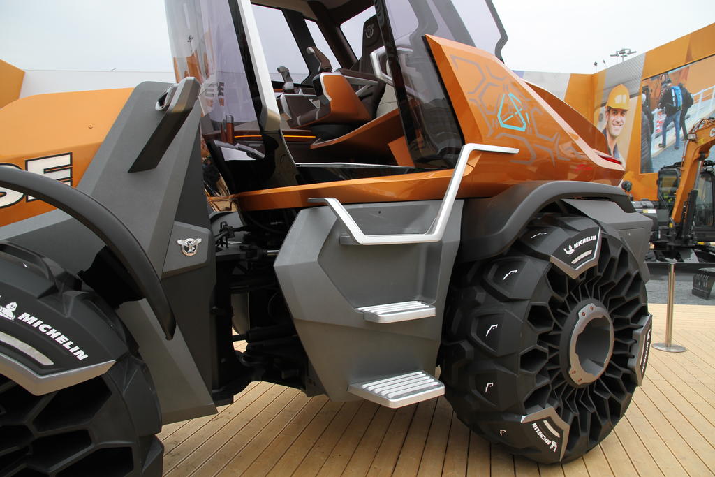 CASE Construction Equipment unveils the world’s first methane-powered ...