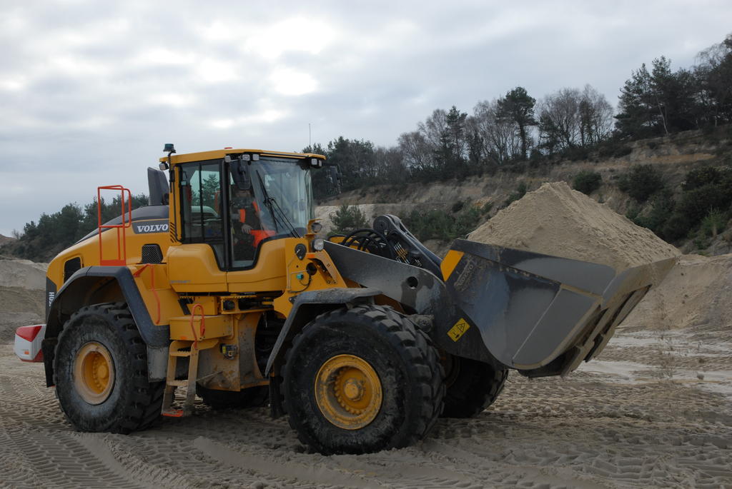 Holmes Sand and Ballast bag two new Volvo L150Hs | Hub-4