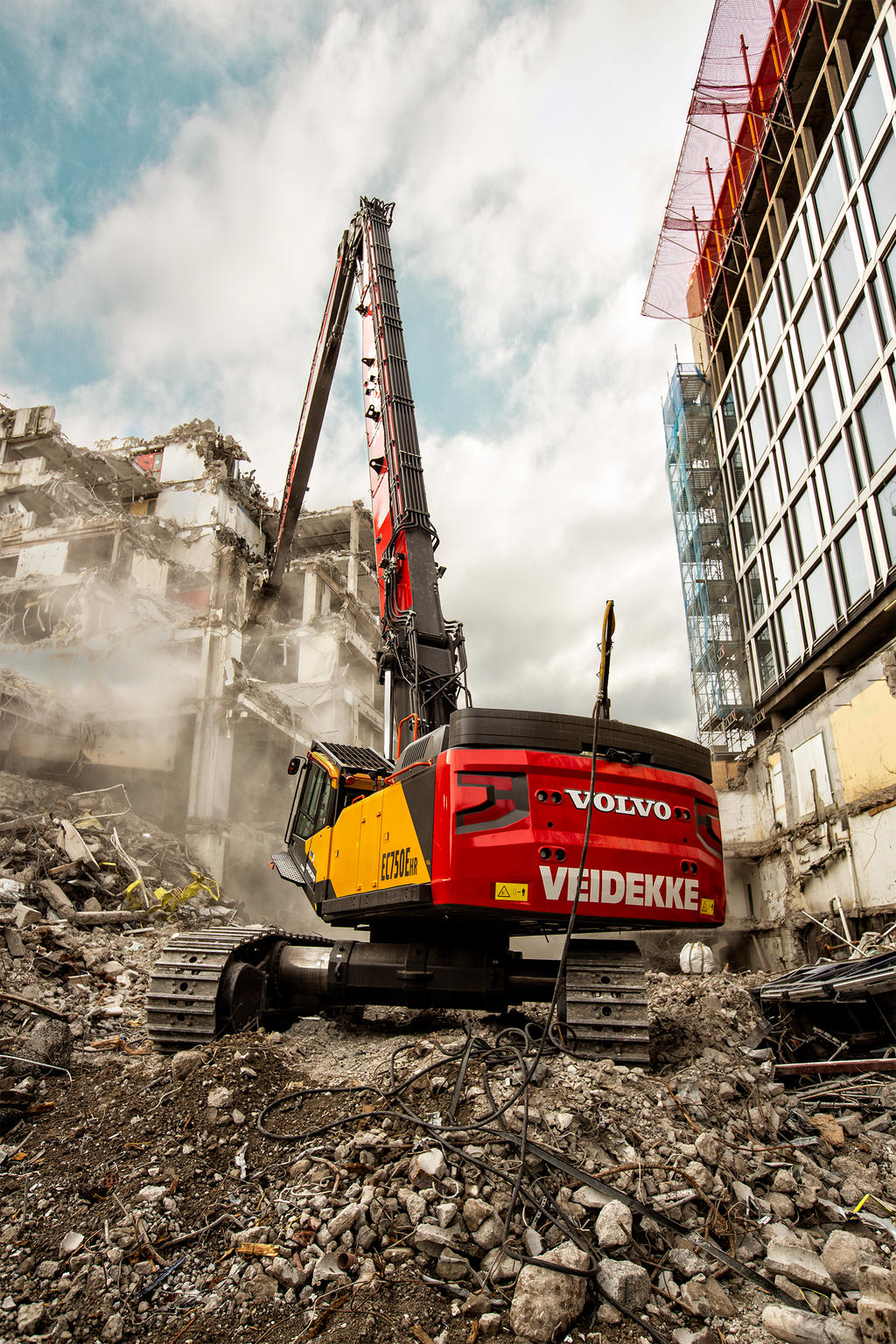 Tallest Volvo demolition excavator helps Veidekke reach new heights | Hub-4