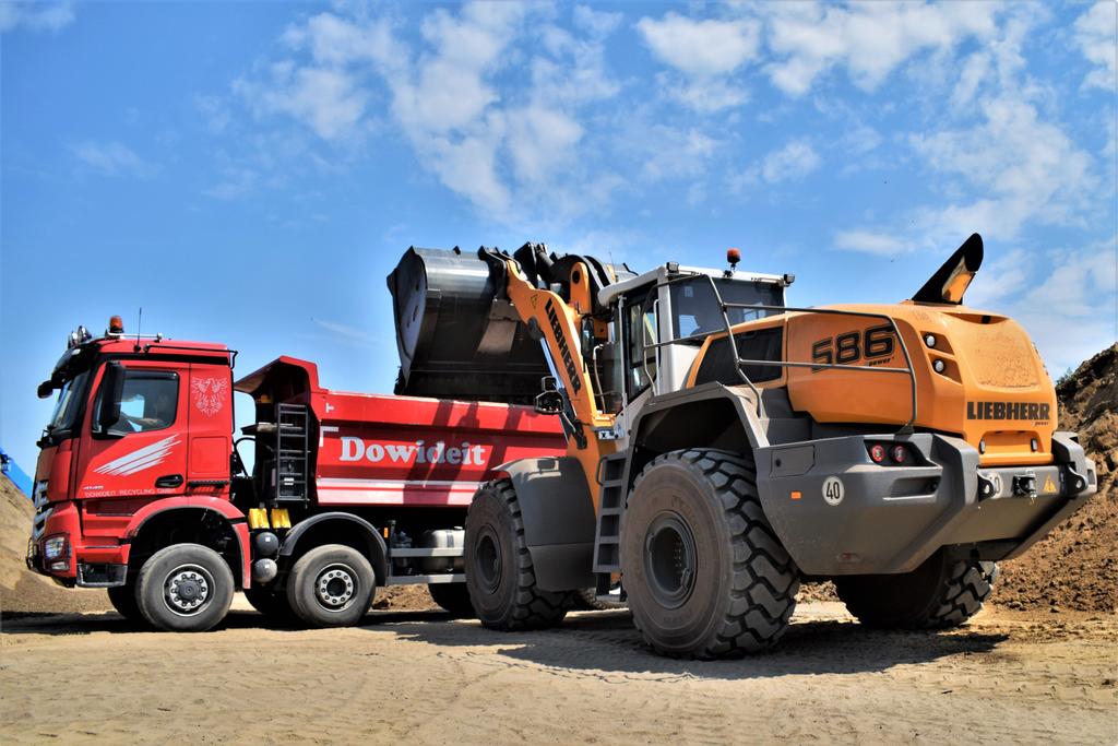 Liebherr L 586 XPower® wheel loaders with adaptive working lighting for ...