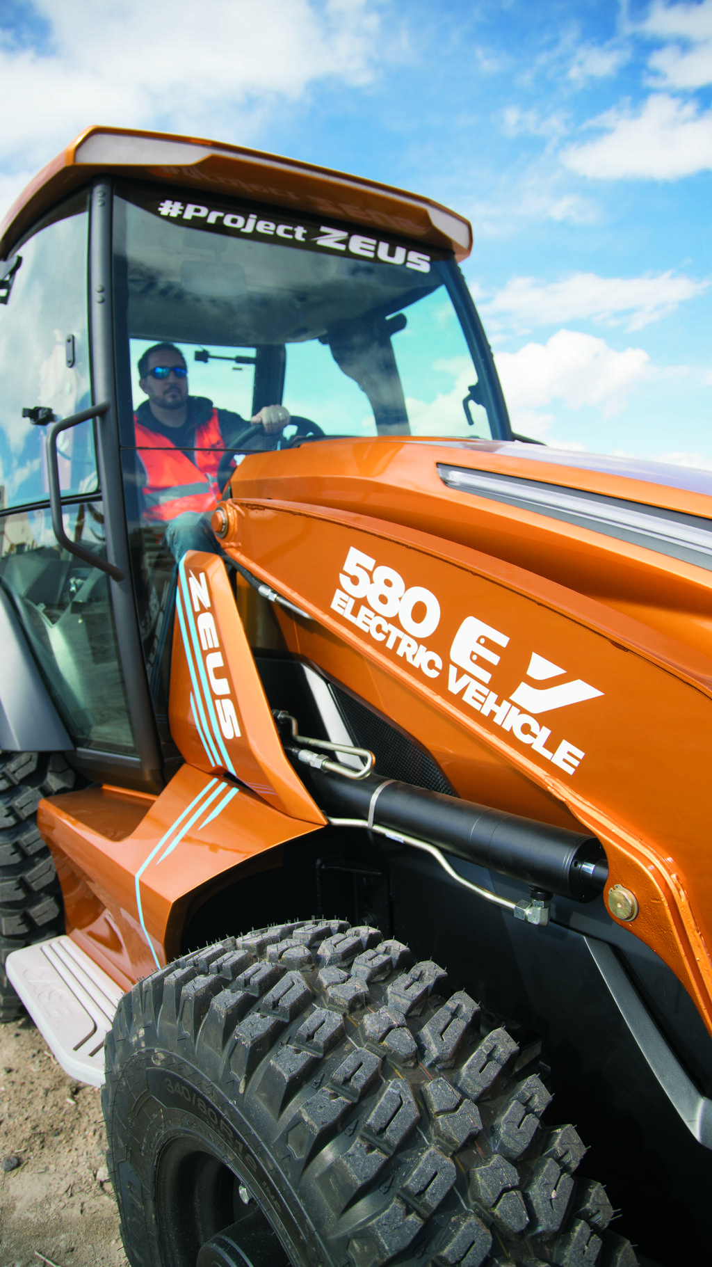 CASE unveils “Project Zeus” — the all-new 580 EV — the industry’s first ...