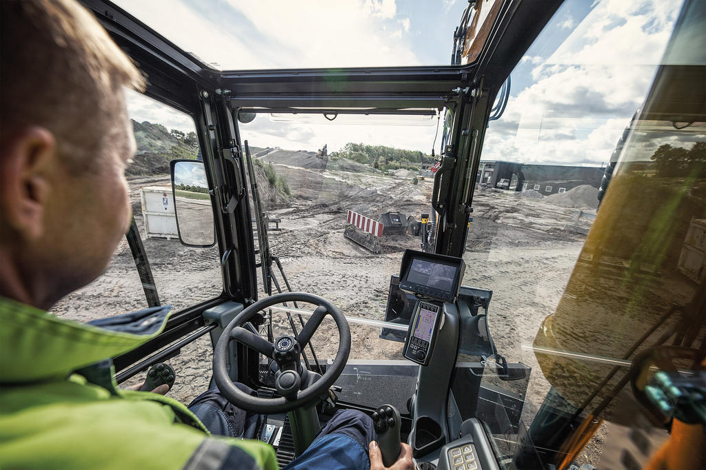 Hydrema completes machine range with new MX17 wheeled excavator. | Hub-4