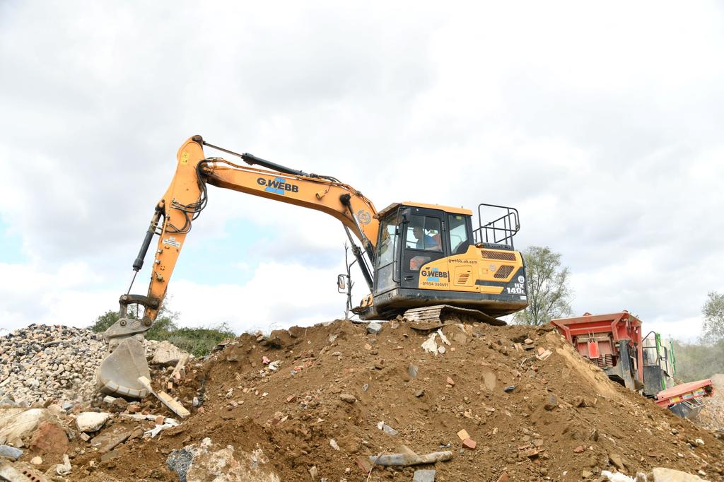 A new Hyundai HL960A wheeled loader is already a favourite at Little ...