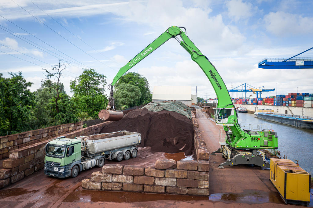 An electric SENNEBOGEN 860 E Hybrid proves to be a sustainable ...