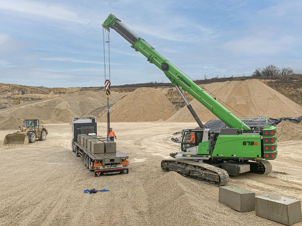 A 70 t telescopic Sennebogen crawler crane expands business and serves ...