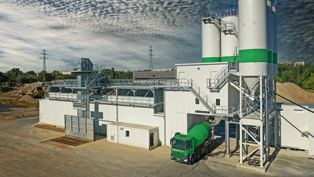 Modern Liebherr mixing plant of type Betomix 2.5 in operation in Berlin ...