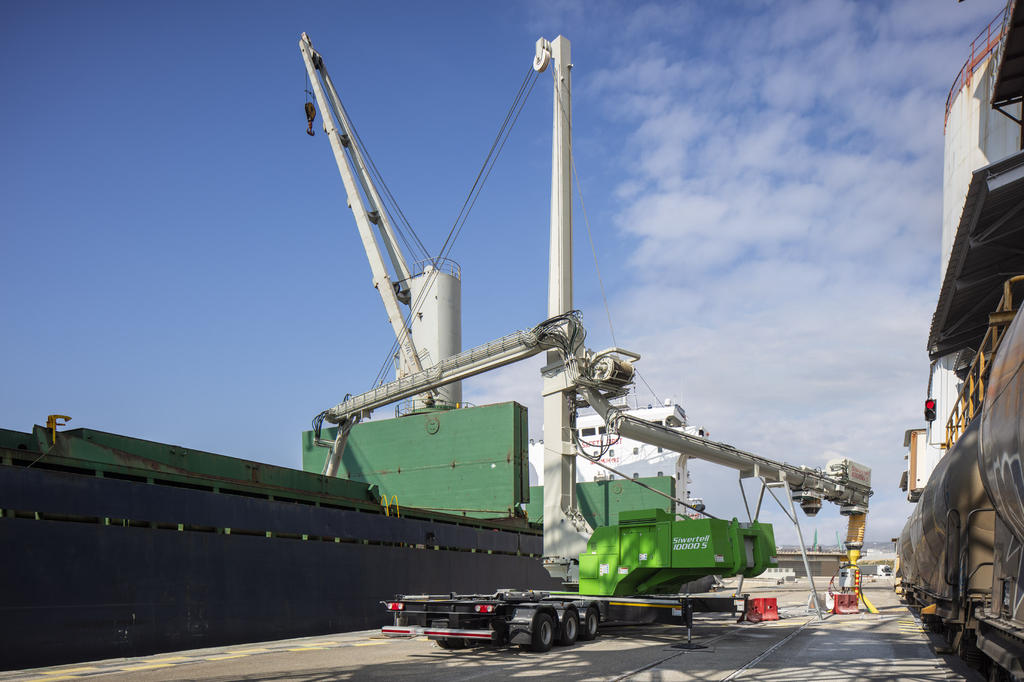 Advanced alumina ship unloading delivers wide ranging benefits | Hub-4