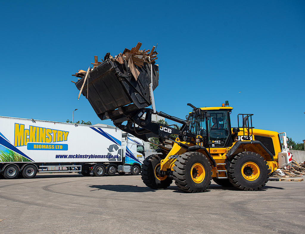 Waste management giant buys JCB 427 Wastemaster. | Hub-4