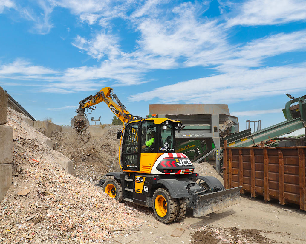JCB Hydradig's manoeuvrability praised by Scottish waste firm. | Hub-4