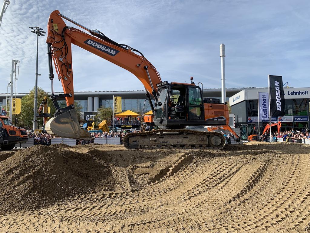 DX225LC-7X Teleoperation Showpiece on Doosan Bauma stand | Hub-4
