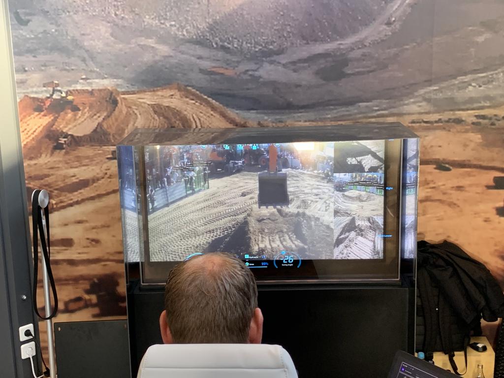 DX225LC-7X Teleoperation Showpiece on Doosan Bauma stand | Hub-4