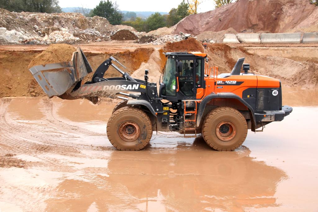 New Wheel Loader slashes fuel costs per tonne of sand | Hub-4
