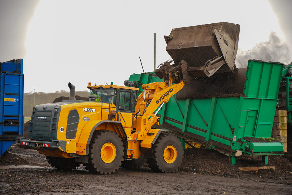 Hyundai wheeled loaders prove themselves in the Waste Recycling Sector ...