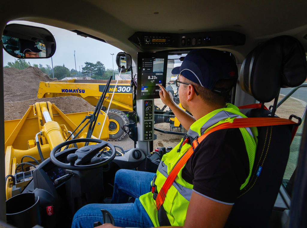 New Komatsu 'SubMonitor' System for Wheeled Loaders | Hub-4