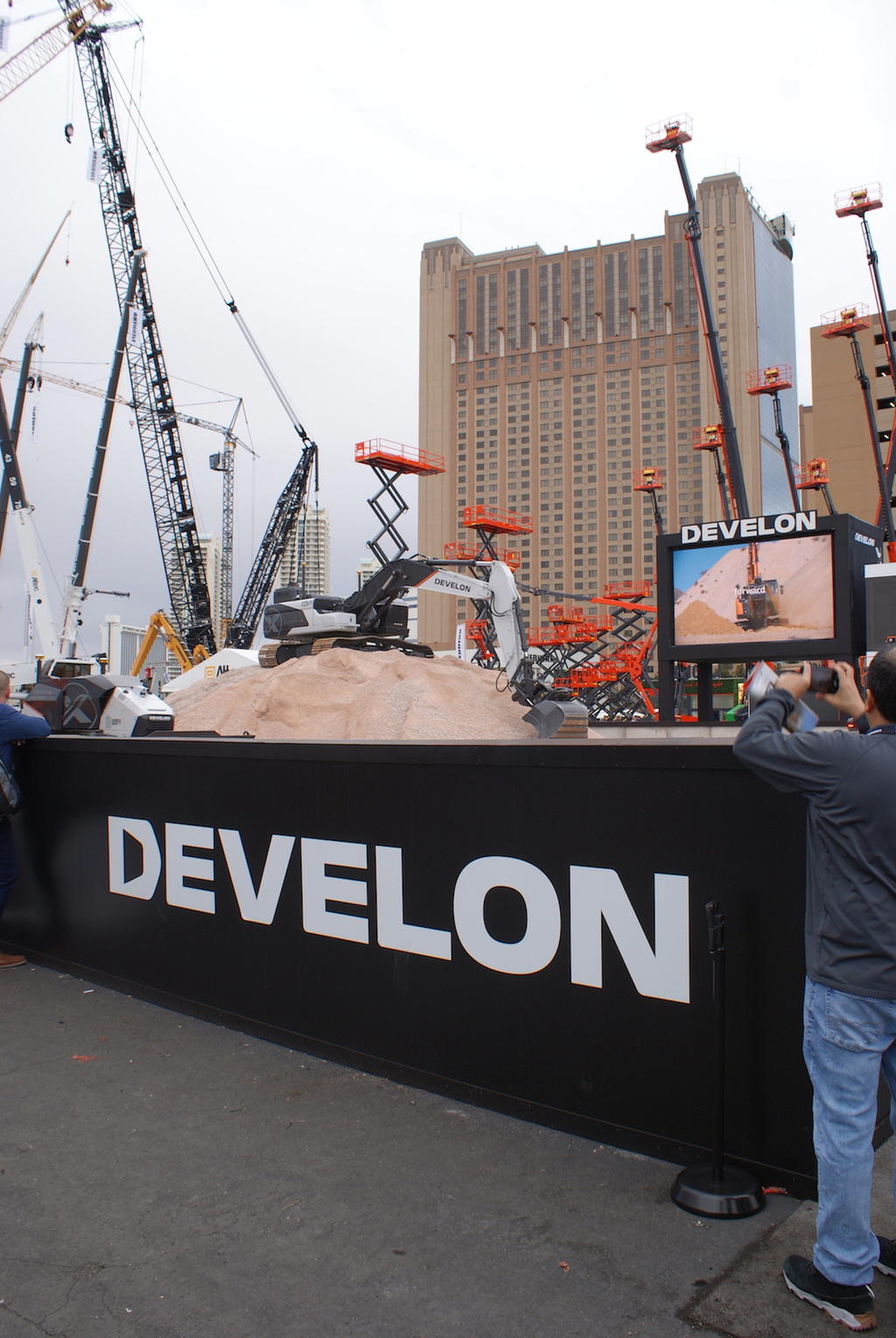 First DEVELON branded machines debut at CONEXPO | Hub-4