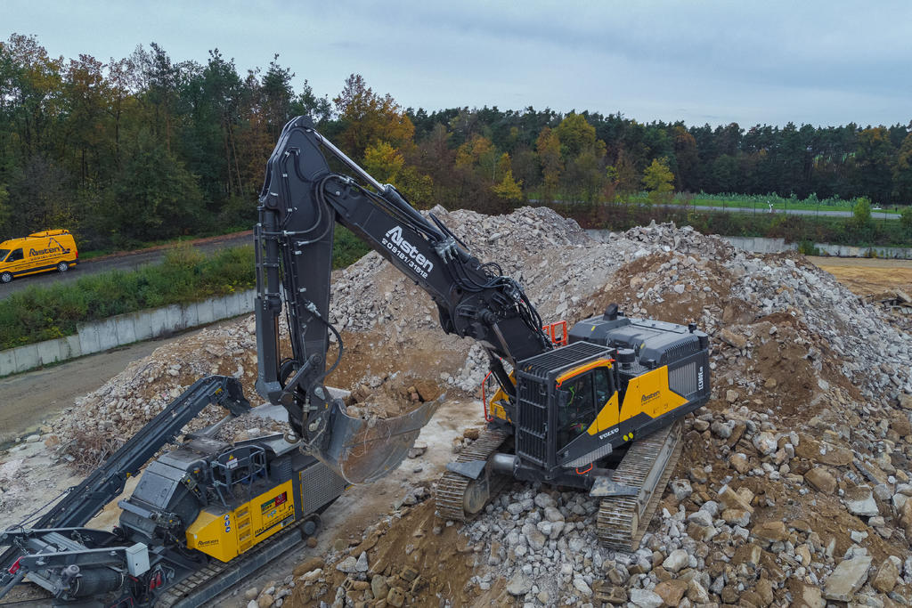 VOLVO CE EC380E HR makes light work of demolition. | Hub-4