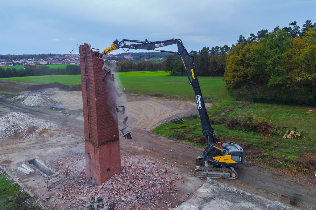 VOLVO CE EC380E HR makes light work of demolition. | Hub-4