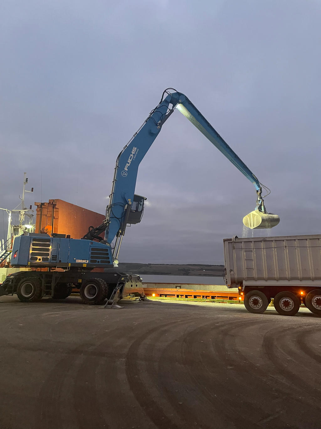Fuchs MHL 380F – Well equipped for Scrap and Port Handling | Hub-4