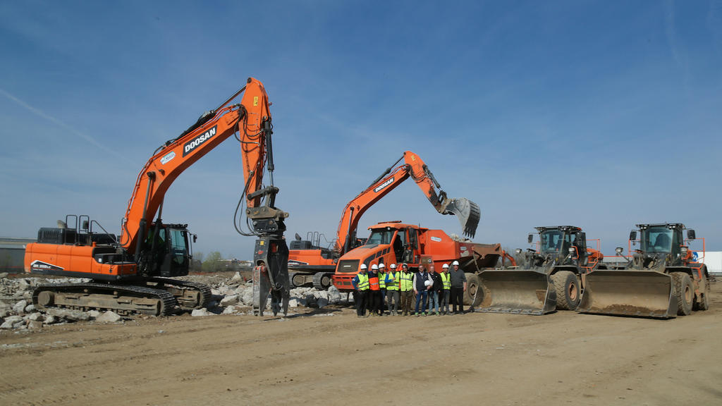 DEVELON Fleet helps clear site of former Innocenti factory | Hub-4