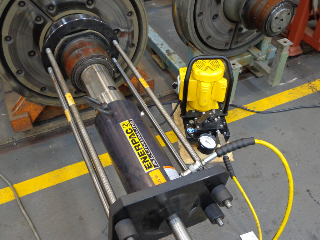 More pulling power with Lightweight Enerpac Cylinders | Hub-4