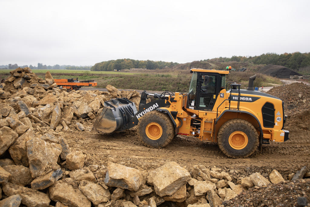Excavator and loader join growing Select Stone fleet. | Hub-4