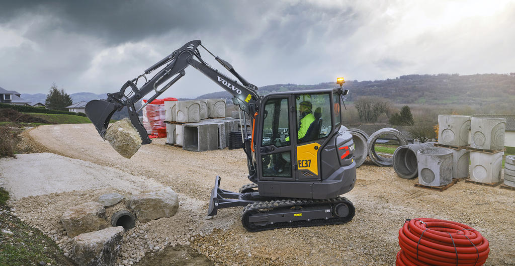 SMT GB introduces two new Volvo compact excavators | Hub-4