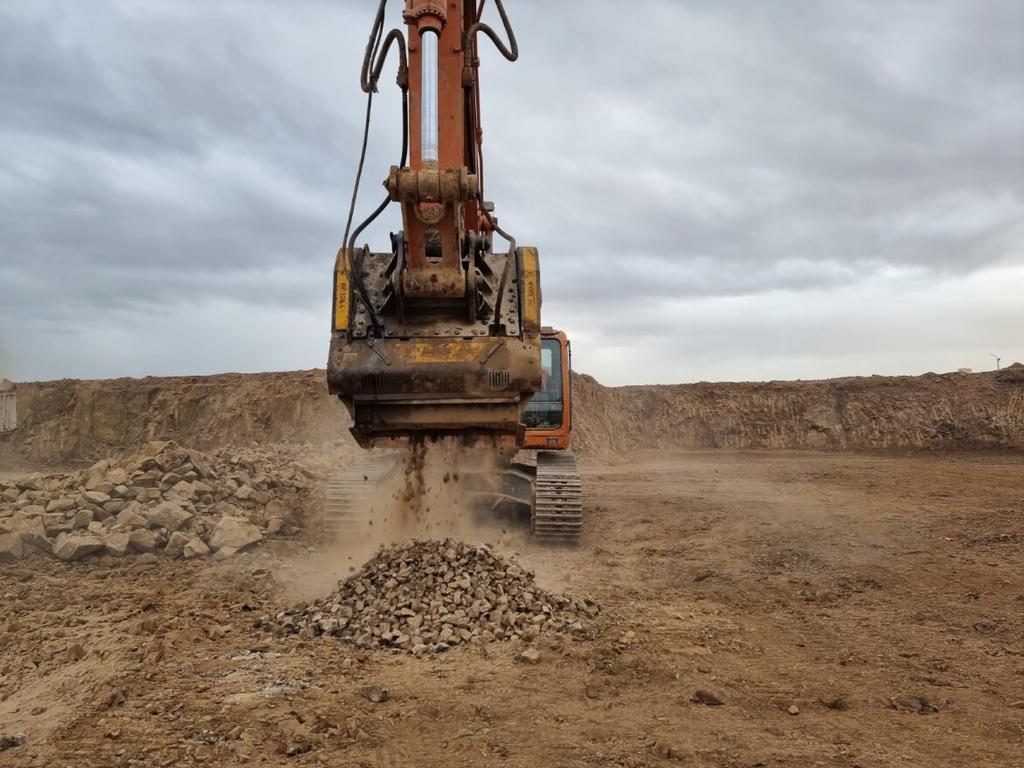When the crusher bucket becomes a primary crusher in the quarry | Hub-4