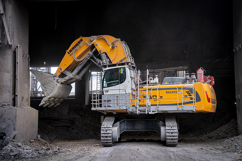 Special excavators: the Liebherr R 980 SME in slag handling operations ...