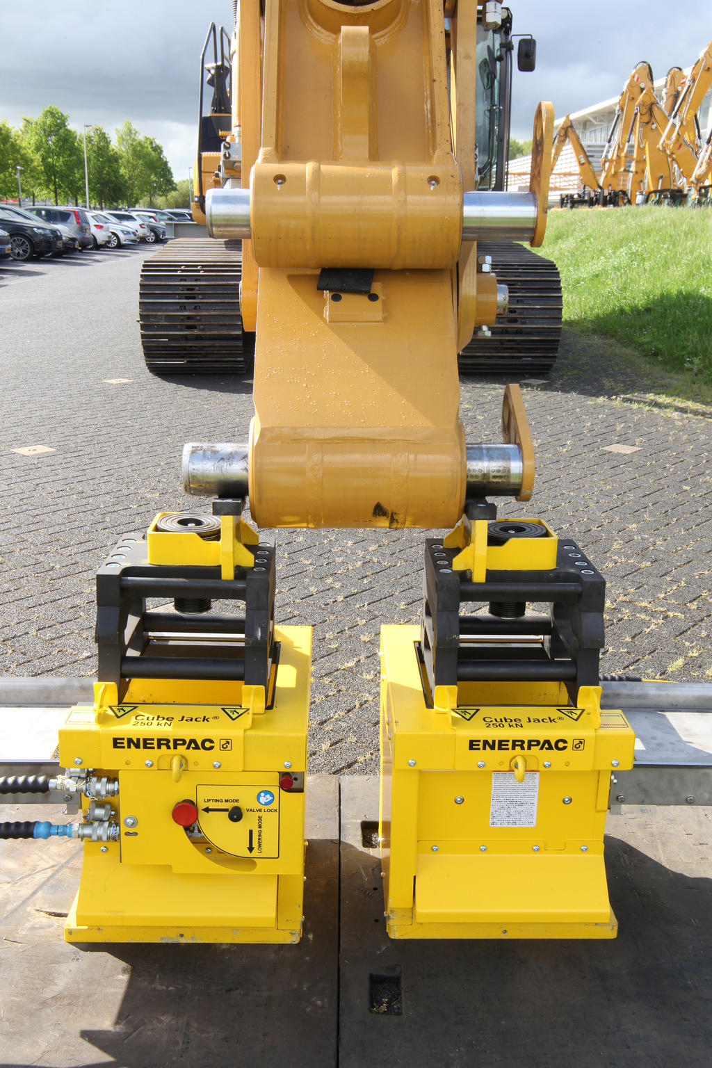 Safer Excavator Maintenance with Enerpac Cube Jack Lifting | Hub-4