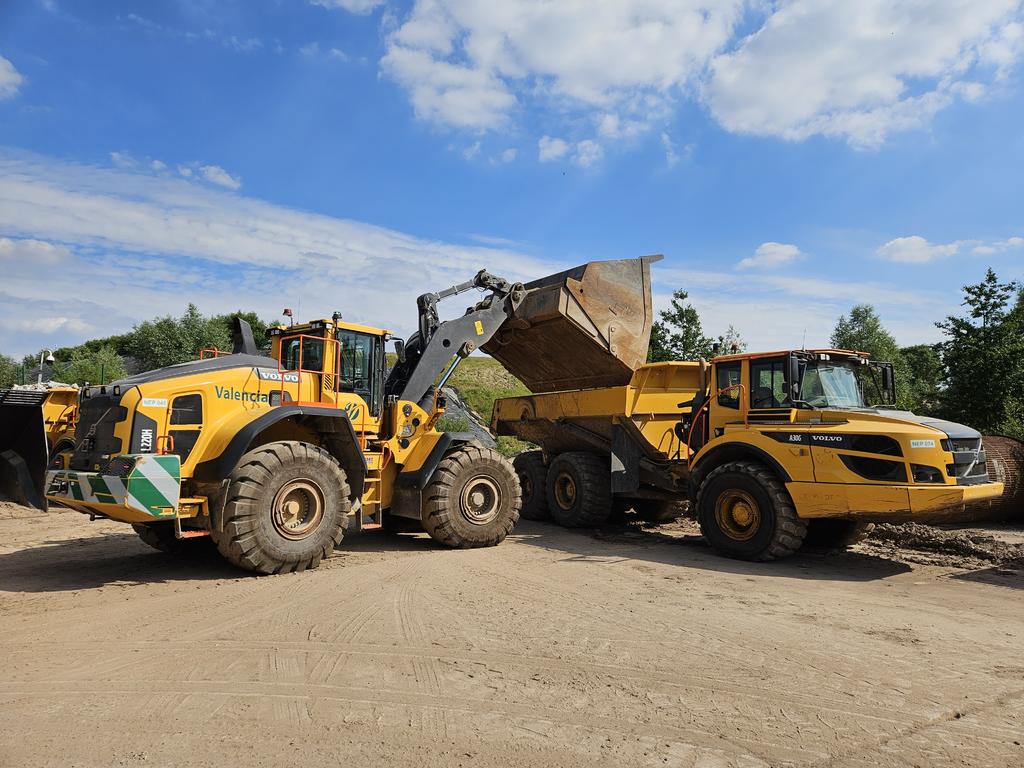 Valencia and Ulrich share a high-five | Hub-4