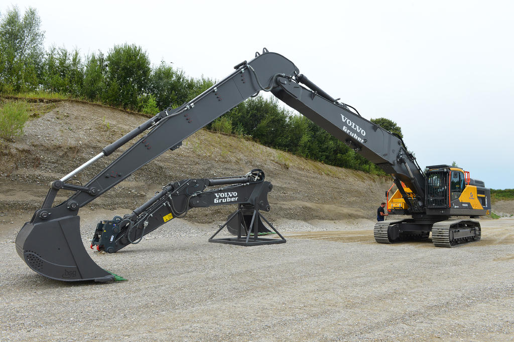 Digging deep with customized Volvo EC380E Hybrid | Hub-4