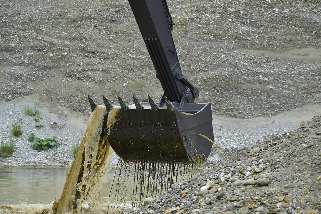 Digging deep with customized Volvo EC380E Hybrid | Hub-4