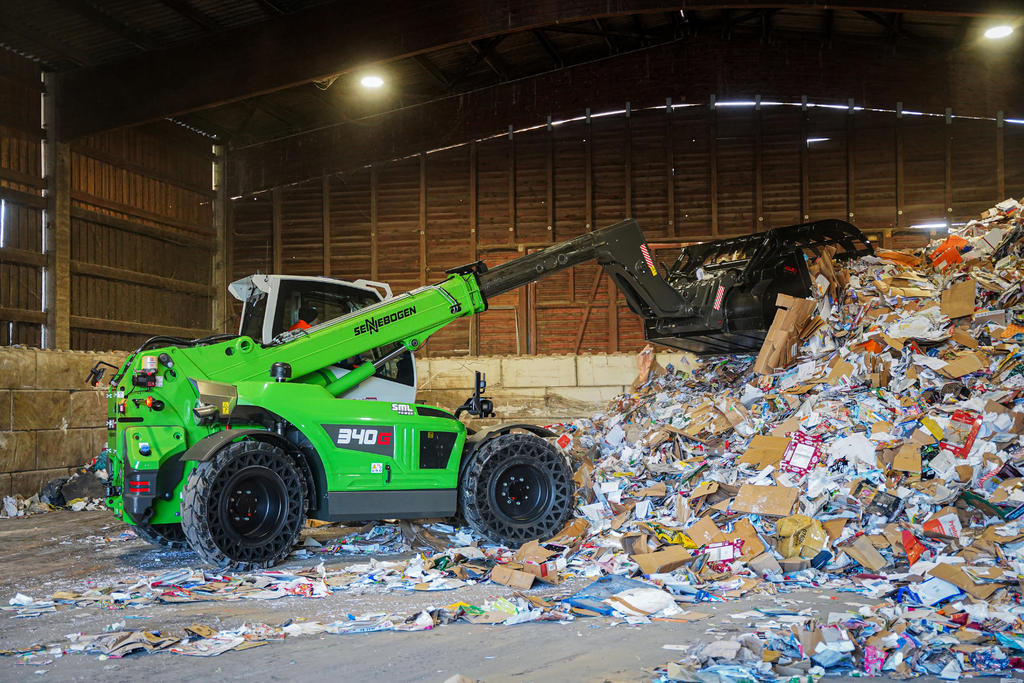 Sorting work at a recycling specialist | Hub-4