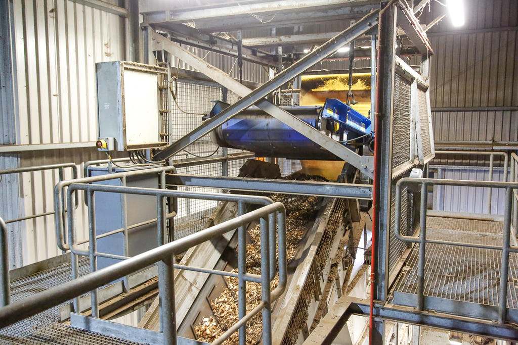 Western Bio-Energy clean woodchip with an EMAX Overband Magnet | Hub-4