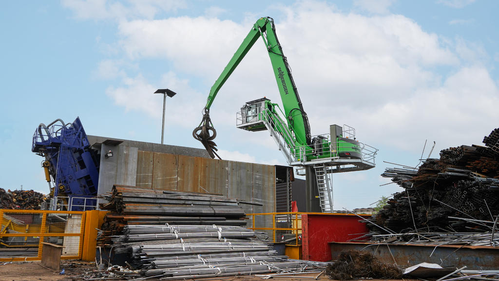 Efficient scrap recycling with electric material handler | Hub-4