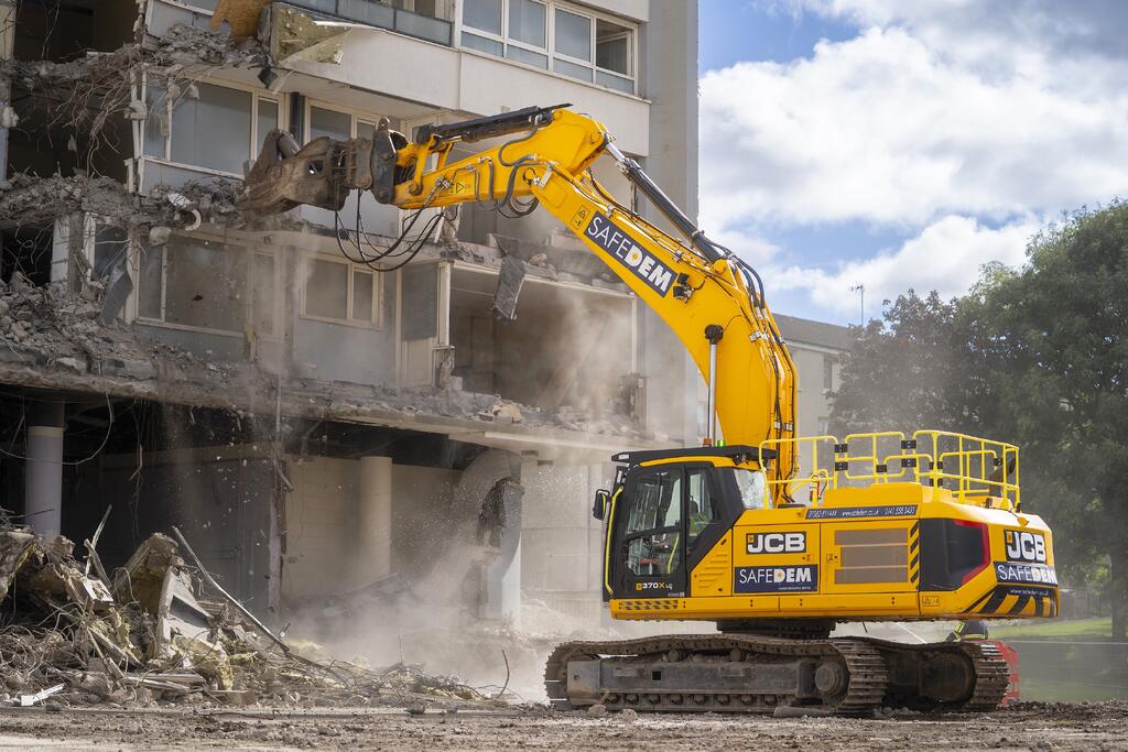 Mighty JCB S370X takes flight for Safedem | Hub-4