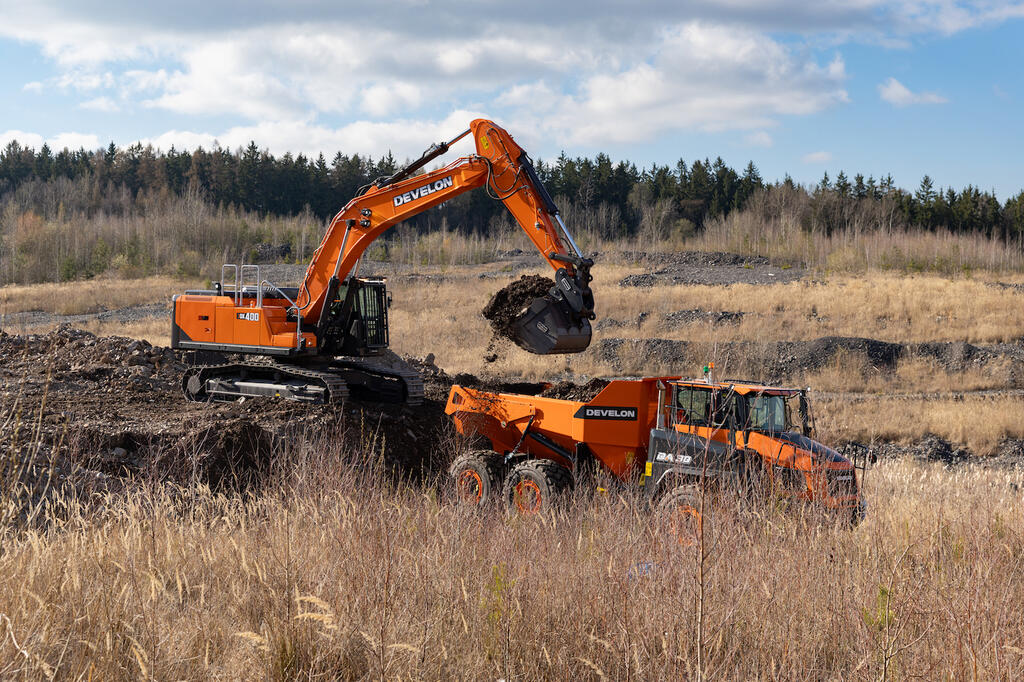 New Develon Series 9 Excavators UK Debut at Hillhead 2026 | Hub-4