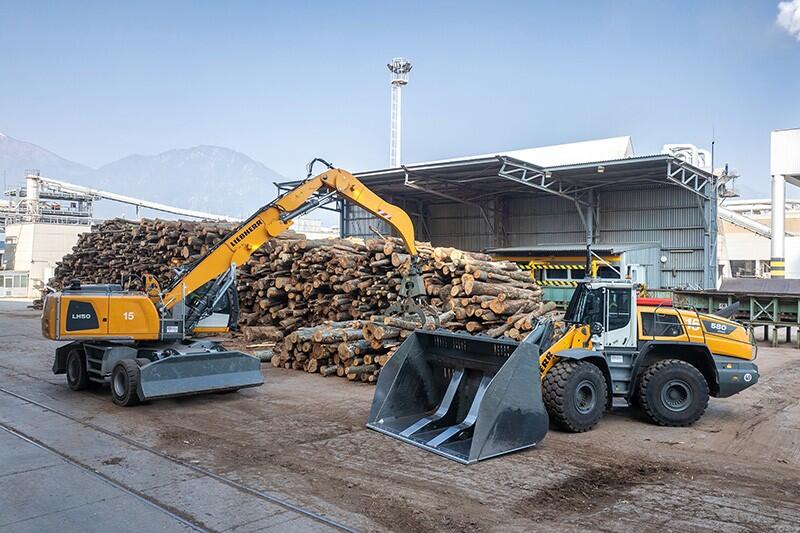 Working round the clock in the timber industry: Liebherr wheel loaders ...