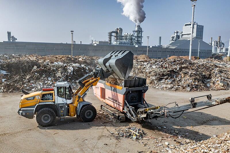 Working round the clock in the timber industry: Liebherr wheel loaders ...